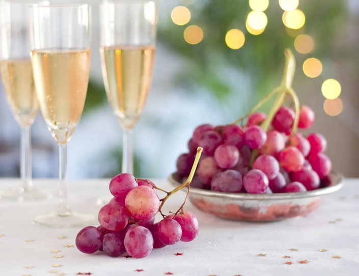 Mantienen familias de Guanajuato tradición de comer 12 uvas para ...