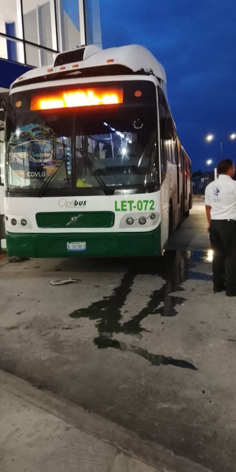 Camión exhibe fallas y choca con estructura de estación nueva - El otro ...